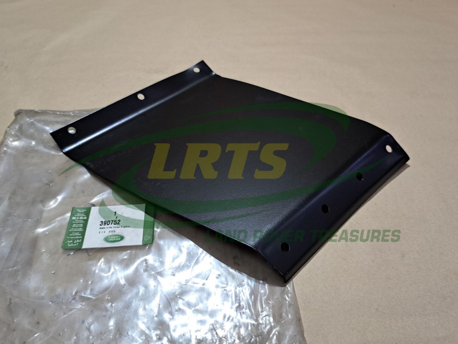 390752 RETAINER LH REAR MUDFLAP LAND ROVER RRC - Land Rover Treasure Shop